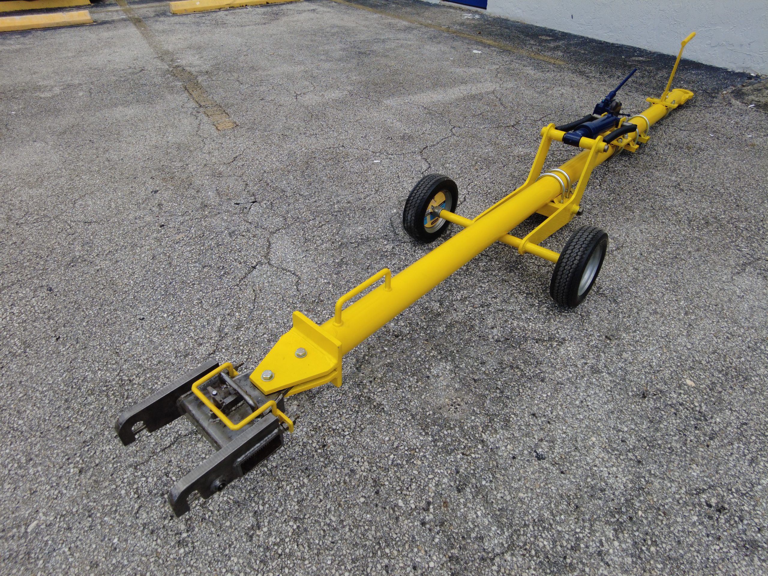 Dash 8 with Hydraulic Lift: Enhanced Aircraft Accessibility